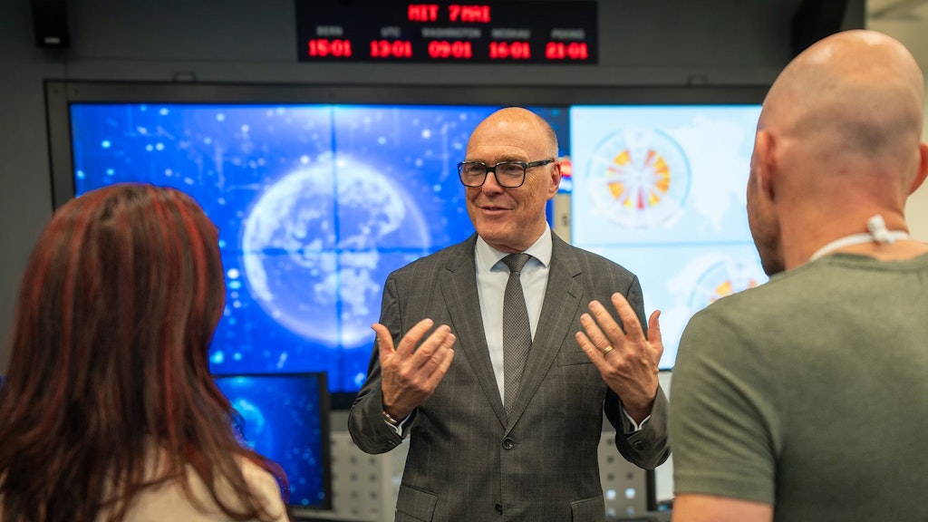 Bundesrat Pfister zu Besuch beim Nachrichtendienst des Bundes